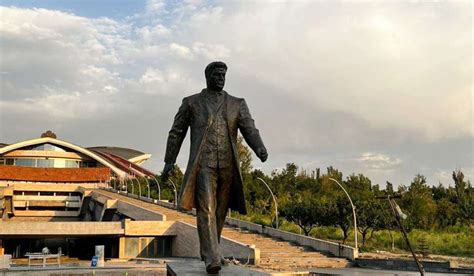 Կարեն Դեմիրճյանի բրոնզե արձանը տեղադրվում է մարզահամերգային համալիրի