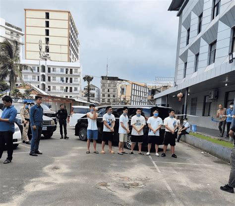 បនល្បែងអនឡាញ និងសេវាកម្មនារីបម្រើផ្លូវភេទរីកដូចផ្សិត