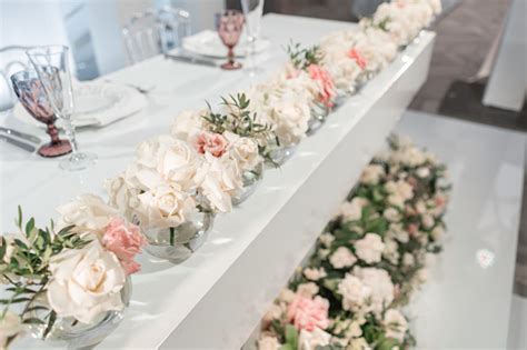 신혼 부부의 테이블입니다 공 유리 화병에 작은 꽃꽂이 손님을위한 준비 결혼식 저녁 식사를위한 레스토랑의 인테리어 케이터링 개념 개체 그룹에 대한 스톡 사진 및 기타 이미지