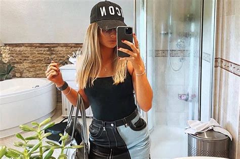 Девушка выложила селфи из ванной не заметив чем в этот момент занимался её парень на заднем плане