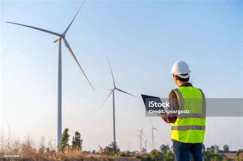 풍력 터빈 농장에서 랩톱 컴퓨터로 작업하는 남성 엔지니어 35 39세에 대한 스톡 사진 및 기타 이미지 35 39세 남성 남자 Istock