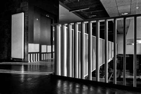 배경 화면 검은 단색화 창문 건축물 건물 내부 반사 사진술 대칭 유리 인테리어 디자인 난간 구조 각도 빛 검정색과 흰색 선 홀 어둠