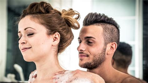 Ingin Pakai Kondom Saat Bercinta Di Kamar Mandi Perhatikan Hal Berikut Health Liputan Com