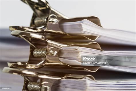 실버 클립 더미 의 종이 스택 더미 미완성 종이 문서 파일 회계 비즈니스 보고서 에 책상 에 책상 비즈니스 작업 장 개념에서