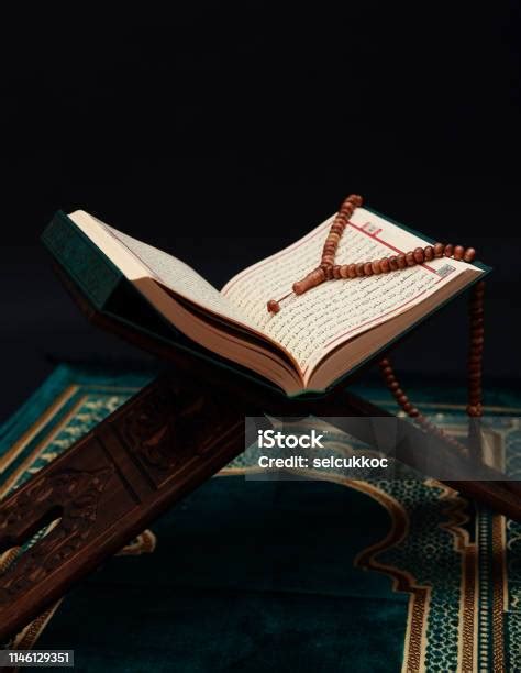 검은 배경에 묵 주 구슬 및 기도 양탄자와 나무 조각에 대 한 이슬람 거룩한 책 꾸 란 쿠라 란 무슬림의 거룩한 책 라마단 개념입니다 0명에 대한 스톡 사진 및 기타 이미지