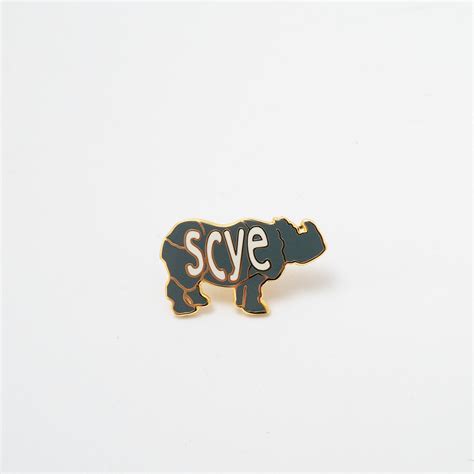 Scye Basics Scye Pin Badge お馴染みのサイのフォルムに、scyeの文字が入ったピンバッジ Haus