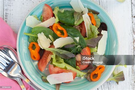 홈은 Parmezan 치즈 채소와 토마토와 신선한 샐러드를 했다 화이트 소박한 나무 테이블입니다 최고의 볼 수 있습니다 강판에 갈기에 대한 스톡 사진 및 기타 이미지