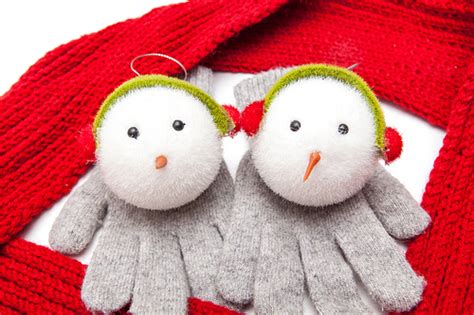 유토이미지 흰 배경 속 빨간 목도리와 회색 장갑 위의 눈사람 인형 크리스마스 장식품