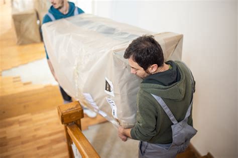 계단위로 올라가 집 1층에 가구가 있는 대형 상자를 들고 있는 전문 이사 2명에 대한 스톡 사진 및 기타 이미지 2명 30 34세 35 39세 Istock