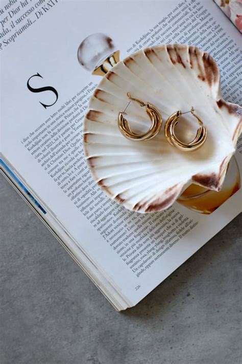 개인 스타일 금 귀걸이 금 보석 껍데기 껍질 모티브 다재다능한 작품 디자인 럭셔리 매우 복잡한 매혹적인 메탈릭