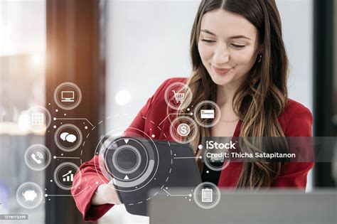 소셜 미디어 및 마케팅 가상 아이콘 화면 노트북 컴퓨터를 가진 여자 20 24세에 대한 스톡 사진 및 기타 이미지 20 24세 고객 참여 그래픽 사용자 인터페이스