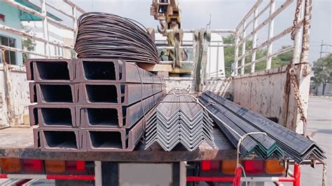 검은색 강관 C자형 홈통 평관 사각 파이프 수송 차량에 강철 건축자재 건설 철강 제품 그룹 철강 제품의 개념 이미지 또는 샘플