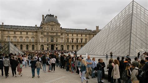 Looking For Elbow Room Louvre Limits Daily Visitors To 30 000 The New York Times