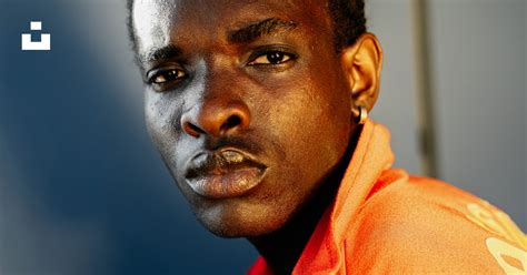 주황색과 노란색 재킷을 입은 남자가 사진을 찍기 위해 포즈를 취하고 있습니다 사진 Unsplash의 무료 남성 이미지