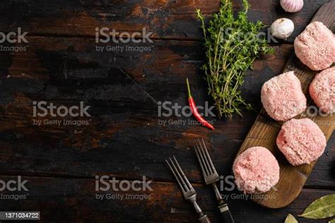 오래된 어두운 나무 테이블 배경에 유기 다진 고기 미트볼 상단 보기 평면 누워 텍스트복사 공간 0명에 대한 스톡 사진 및 기타 이미지 Istock