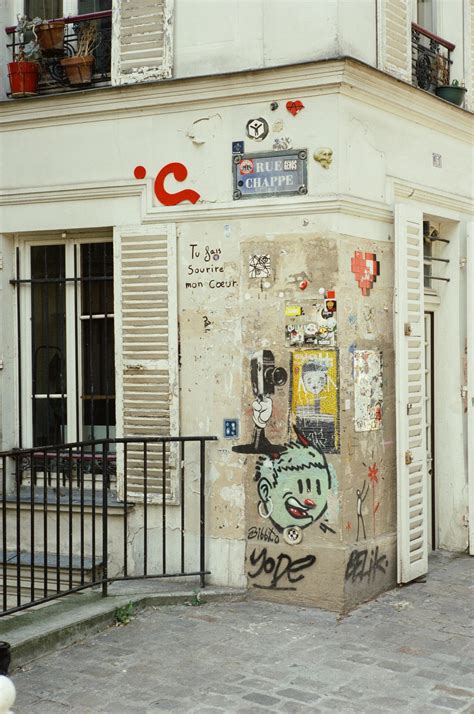 거리 촬영 건물 건축 관광 명소 낭만적 인 위치 녹색 셔터 녹지 담쟁이덩굴 도시 여행 도시 풍경 도시의 라 메종 로즈 랜드마크 레스토랑 로맨틱한