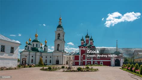 하나님의 어머니의 스몰 렌 스크 사원 아이콘과 신의 어머니의 페도로프 아이콘의 사원 고대 러시아 도시 Uglichthe Bogoyavlensky 수도원 우글리치에 대한 스톡