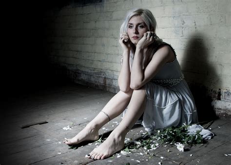 Печальная женщина картинки