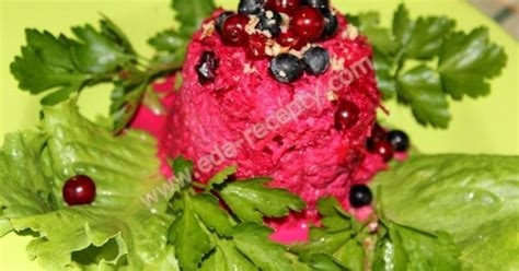 Салат из сырой свеклы с грецкими орехами и черносливом