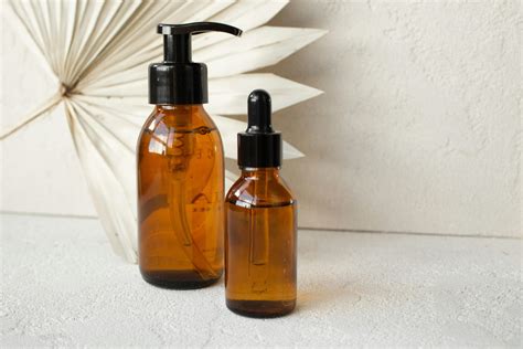 갈색 병 갈색 유리병 건강과 아름다움 고급 스킨케어 드라이플라워 미니멀리스트 디자인 미니멀리스트의 아름다움 미묘한 우아함 미용 산업 미용 제품 미용 필수품