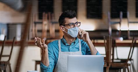 폐쇄 된 카페 또는 커피 숍의 테이블에 앉아있는 좌절 된 주인 코로나 바이러스로 인한 중소기업 폐쇄 사진 Unsplash의 식당 이미지