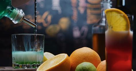 동영상 블로거는 칵테일을 만들기 위해 바 숟가락을 사용하는 방법을 보여주고있다 과일에 대한 스톡 사진 및 기타 이미지 과일 따르기 라임 Istock