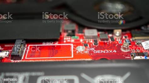 저항기 마이크로칩 및 전자 부품이 있는 회로 기판 컴퓨터 하드웨어 기술 통합 통신 프로세서 정보 공학 인쇄 회로 기판 추상적인에