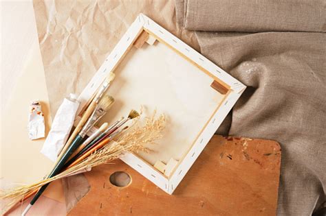 브러시 튜브의 페인트 나무 팔레트 들것에 캔버스 테이블 위의 종이와 린넨 예술가의 워크샵 공예에 대한 스톡 사진 및 기타 이미지 Istock