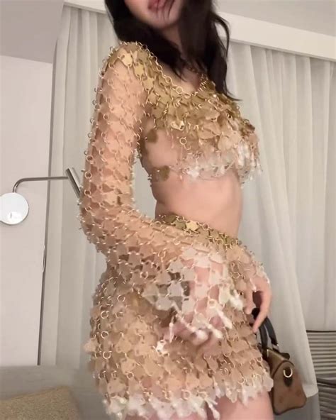 ลิซ่า Blackpink ลุคไหนก็หรูเริด ล่าสุด โชว์แฟชั่นชุดขยะรีไซเคิล