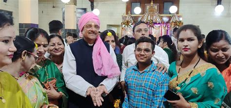हल्द्वानीकेंद्रीय रक्षा राज्यमंत्री अजय भट्ट ने हाथों में लगाई किसके