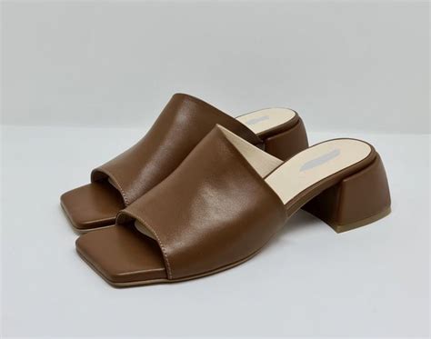 Кожаные женские шлепанцы рыжего цвета на небольшом каблучке