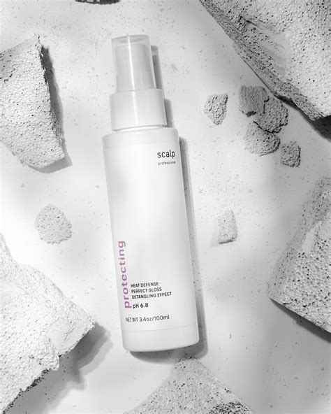 바위 더미 위에 앉아 있는 하얀 거품 한 병 사진 Unsplash의 무료 파랑 이미지