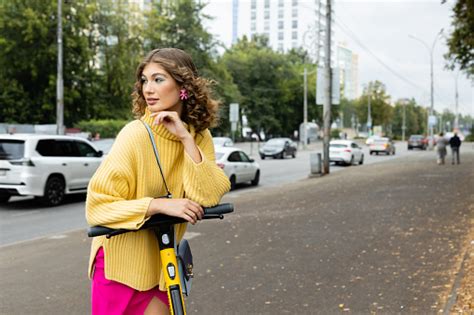 거리에서 전기 스쿠터를 들고 서있는 소녀 여름 도시에서 전자 스쿠터 타기 거리에 대한 스톡 사진 및 기타 이미지 거리 낮 노랑 Istock