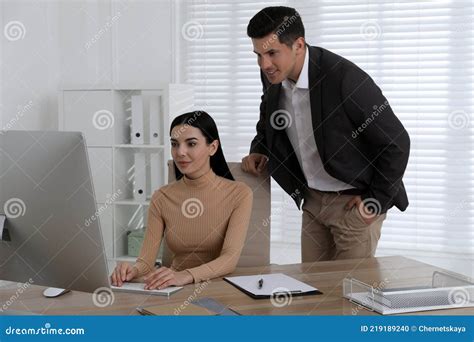 Secrétaire Et Son Patron Travaillant à Table Au Bureau Photo Stock