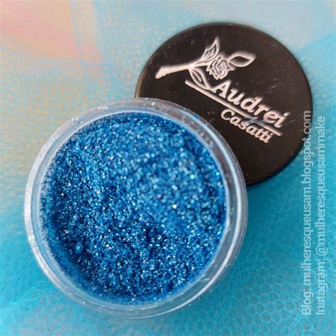 Sombra Luminosa Com Glitter Audrei Casatti Mulheres Que Usam Make