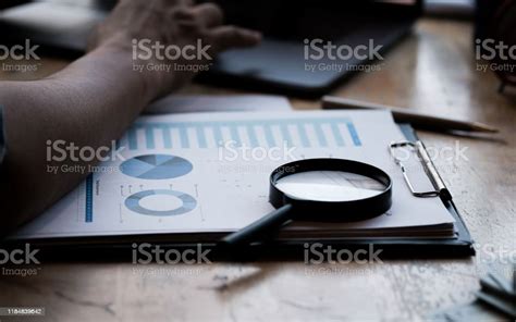 문서에 돋보기를 통해 찾고 사업가 비즈니스 평가 및 감사 재무 보고서에 돋보기 돋보기로 청구서를 확인하는 사업가의 클로즈업검색 개념 개념에 대한 스톡 사진 및 기타 이미지