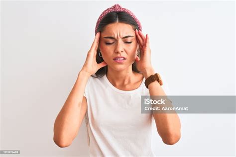 캐주얼 한 티셔츠를 입고 젊은 아름 다운 여자 때문에 스트레스 때문에 머리에 통증에 대 한 머리에 손에 고립 된 흰색 배경 위에 Diadem 편두통을 앓고 있습니다 T