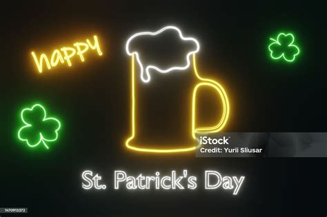 해피 성 패트릭의 날 밤 파티 네온 빛나는 빛 토끼풀 간판 3d 렌더링 아일랜드 휴일 맥주 잔 음료 3가지 개체에 대한 스톡 사진 및 기타 이미지 Istock