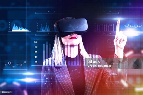 여성 Vr 안경을 쓰고 가상 홀로그램 컴퓨터 화면에서 작업하는 직원 첨단 기술 스타트업 출시 Vr 헤드셋을 착용한 젊은 여성 엔지니어 20 24세에 대한 스톡 사진 및 기타