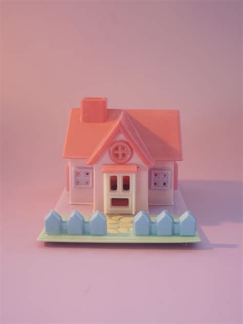 파란색 울타리가 있는 핑크색 지붕 집