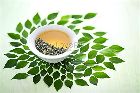 티 컵 배경이있는 녹차