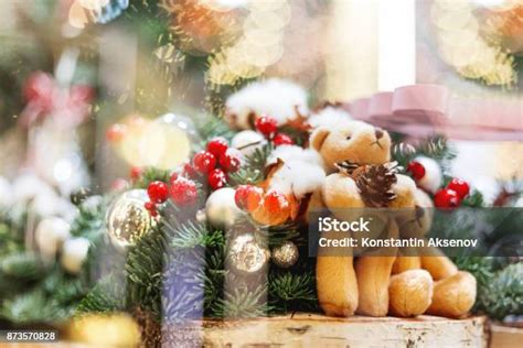 전나무 나무와 장난감 곰크리스마스와 새 해 배경 장식 전구 및 밝은 볼 분기 했다 공 스포츠 장비에 대한 스톡 사진 및 기타 이미지 공 스포츠 장비 공휴일 귀여운