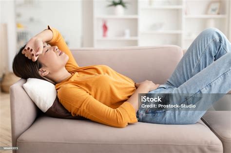 슬픈 절망 소파에 누워 젊은 아시아 여자 구역에 대한 스톡 사진 및 기타 이미지 구역 월경전 증후군 일본 민족 Istock