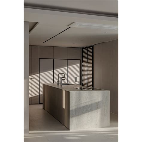 데이원디자인 ⠀ 간살 사이로 들어오는 빛과 브론즈 거울에 비친 아일랜드의 모습이 몽환적인 분위기를 자아내며 더욱 특별한 주방 공간이 되었습니다 Interior