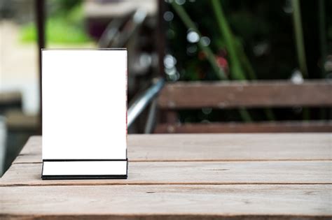 카페와 레스토랑 카페테리아 텍스트 또는 그래픽 개체에 대 한 복사 공간에 나무로 되는 테이블에 종이의 흰 시트와 소책자에 대 한 빈 화면에 메뉴 개체를 모의 고객에 대한