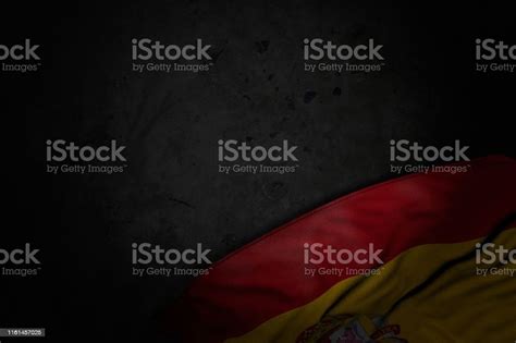 좋은 어떤 잔치 플래그 3d 그림 텍스트에 대한 빈 장소와 검은 돌에 큰 주름스페인 국기의 어두운 사진 0명에 대한 스톡 사진 및 기타 이미지 Istock