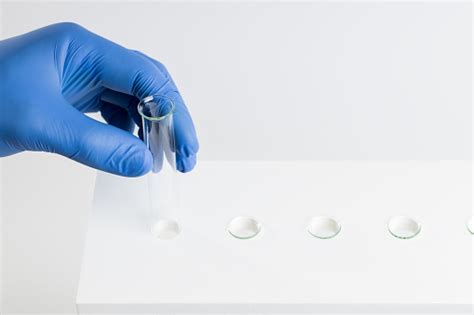 사람은 흰색 배경 위에 실험실 유리 튜브를 들고 의료 보호 장갑을 착용 스튜디오 샷 과학 연구 개념 30 34세에 대한 스톡 사진 및 기타 이미지 Istock