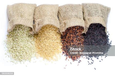 탄수화물 또는 건강한 식품 성분 또는 농산물 컨셉을 위해 흰색 배경에 자루 봉투에 담긴 4가지 건조 유기농 쌀 씨앗 쌀 곡초류에 대한 스톡 사진 및 기타 이미지 Istock