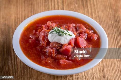 야채 스프빨간 돼지고기 근접 촬영 건강 한 사탕 무 수프 채식 음식입니다 우크라이나와 러시아 국가 식품붉은 사탕 무 우 수프 보르시 0명에 대한 스톡 사진 및 기타 이미지