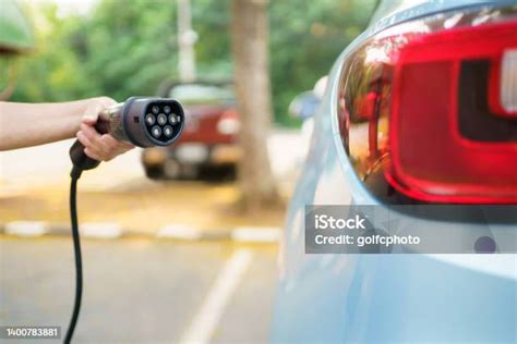 Ev 충전 소에서 Ev 충전기 커넥터를 들고 있는 여성 교류에 대한 스톡 사진 및 기타 이미지 교류 급유 노인 Istock
